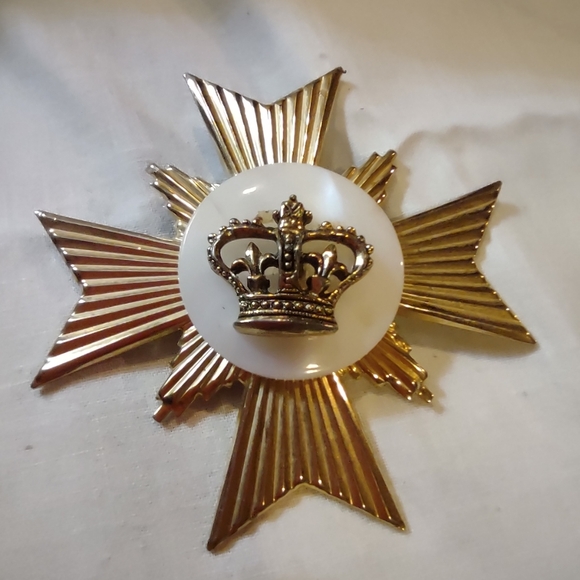 Vintage | Jewelry | Vintage Crown Crest Brooch | Poshmark